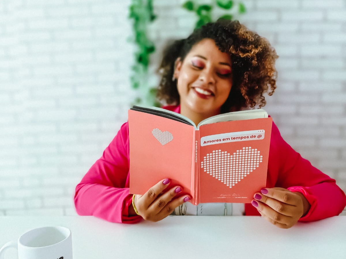 "Eu sempre quis ser escritora na verdade, já era um sonho antigo, mesmo ...